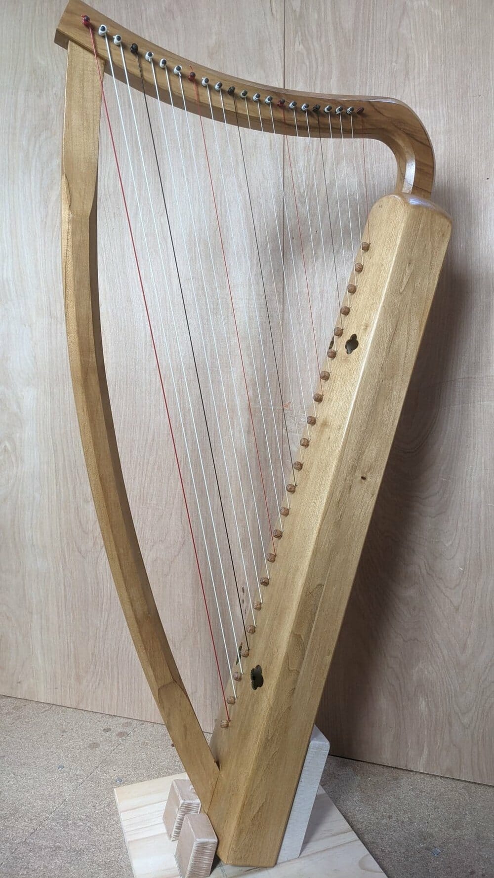 22 String Romanesque harp by George Stevens - Cuerdas Pulsadas
