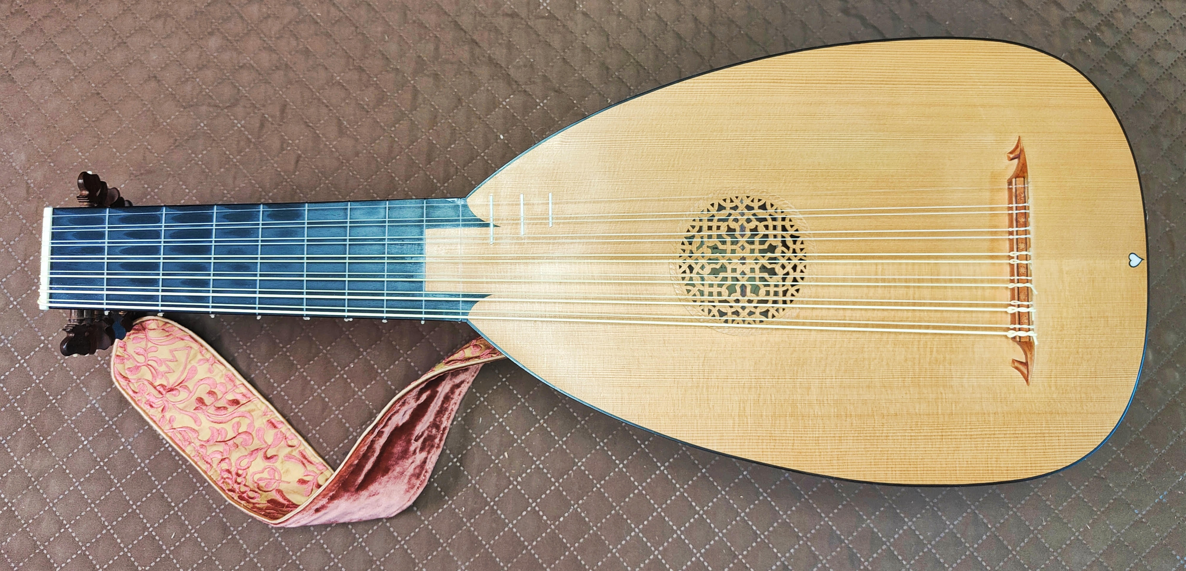 Renaissance lute in A by Carlos González - Cuerdas Pulsadas